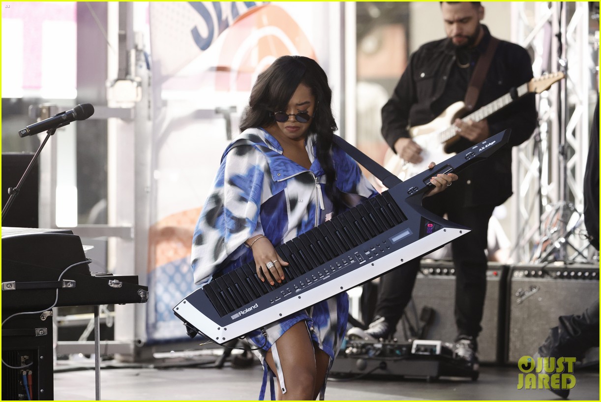 H.E.R. Was So Excited To Play In Front of an Audience on 'GMA': Photo ...