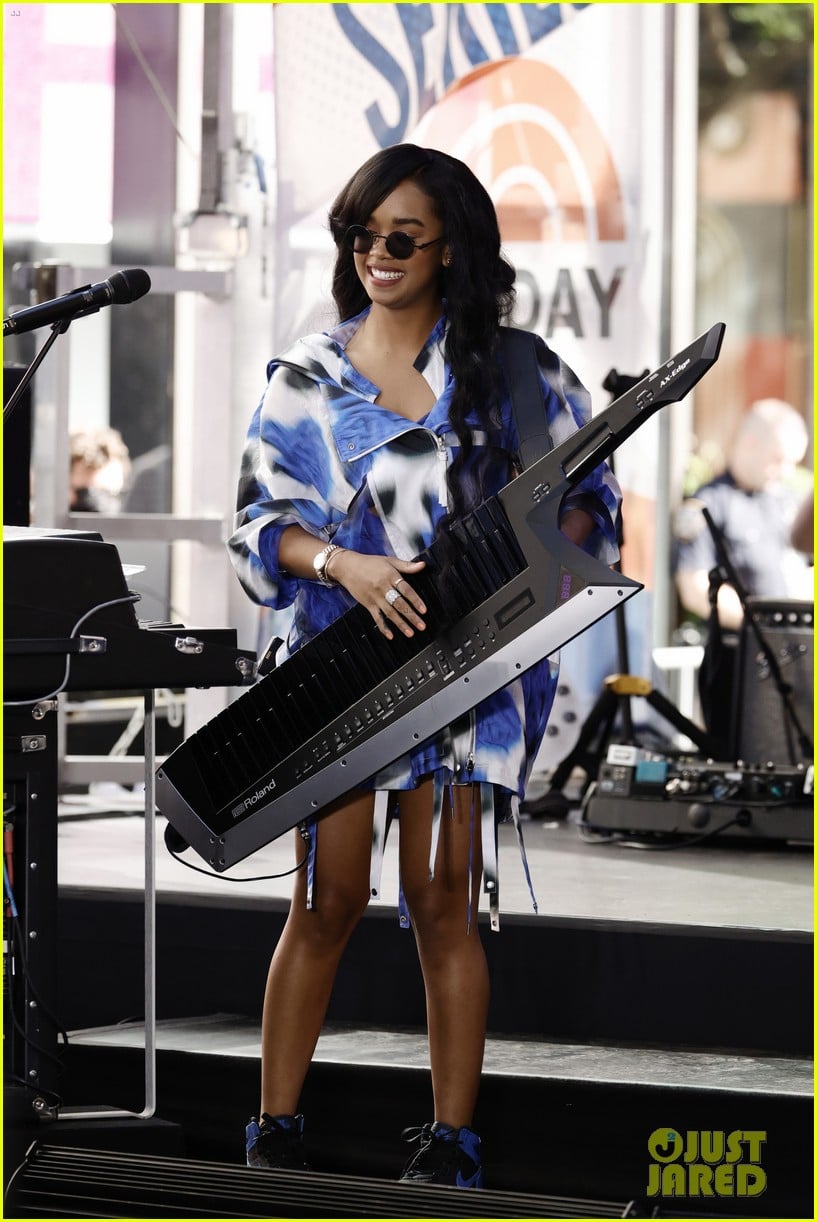 H.E.R. Was So Excited To Play In Front of an Audience on 'GMA': Photo ...