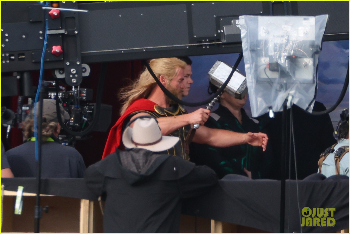 Photo: matt damon as fake loki thor set 092 | Photo 4565550 | Just ...