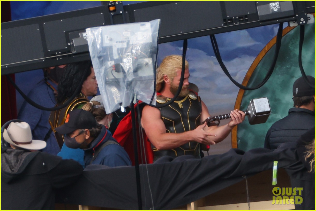 Photo: matt damon as fake loki thor set 105 | Photo 4565563 | Just ...