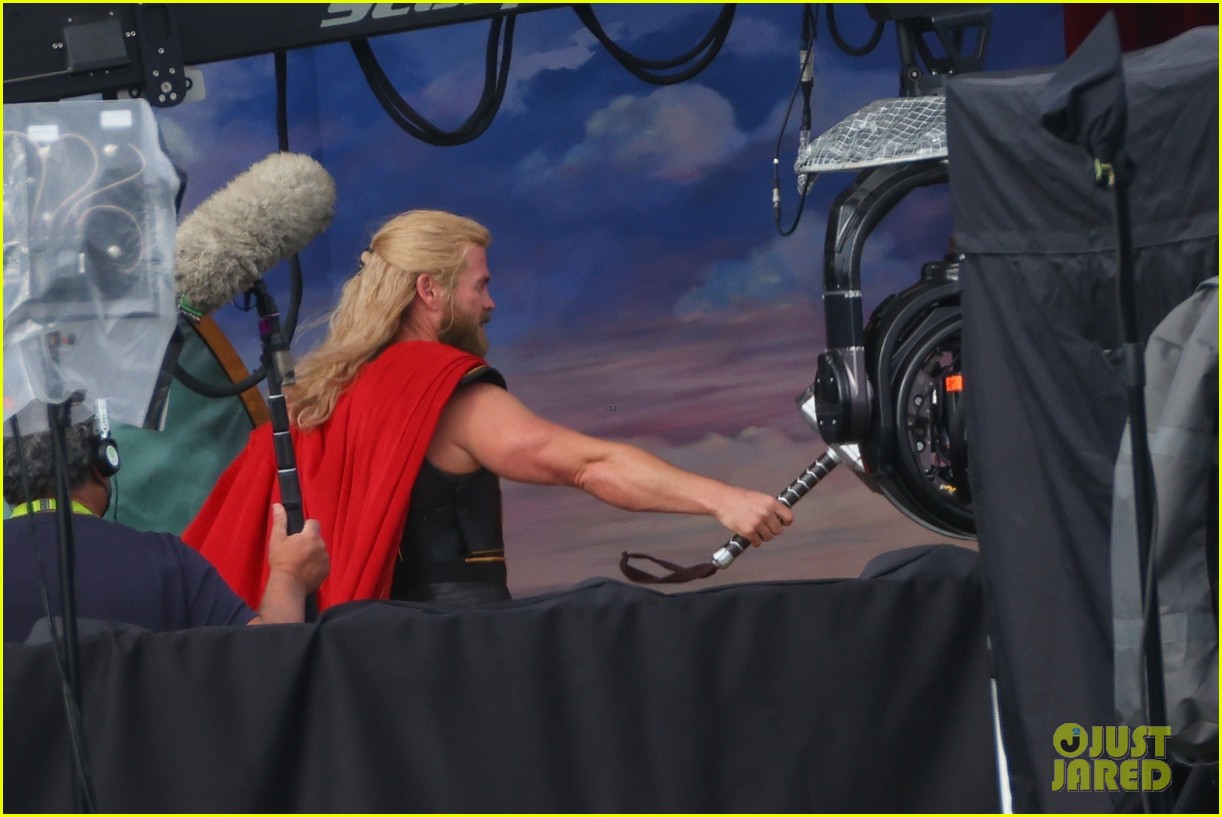 Photo: matt damon as fake loki thor set 113 | Photo 4565571 | Just ...