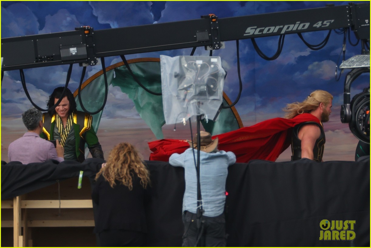 Photo: matt damon as fake loki thor set 132 | Photo 4565590 | Just ...