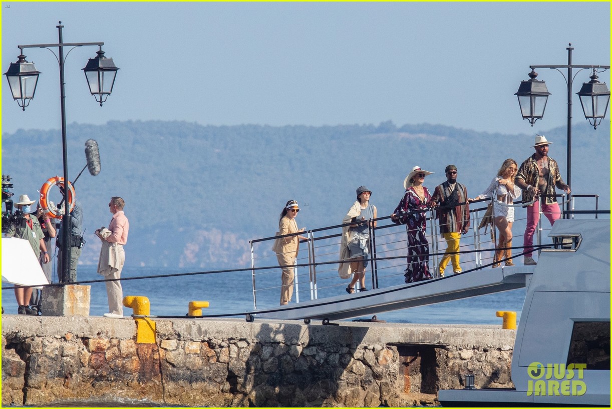 Daniel Craig Hugs Dave Bautista on 'Knives Out 2' Set with Kate Hudson ...