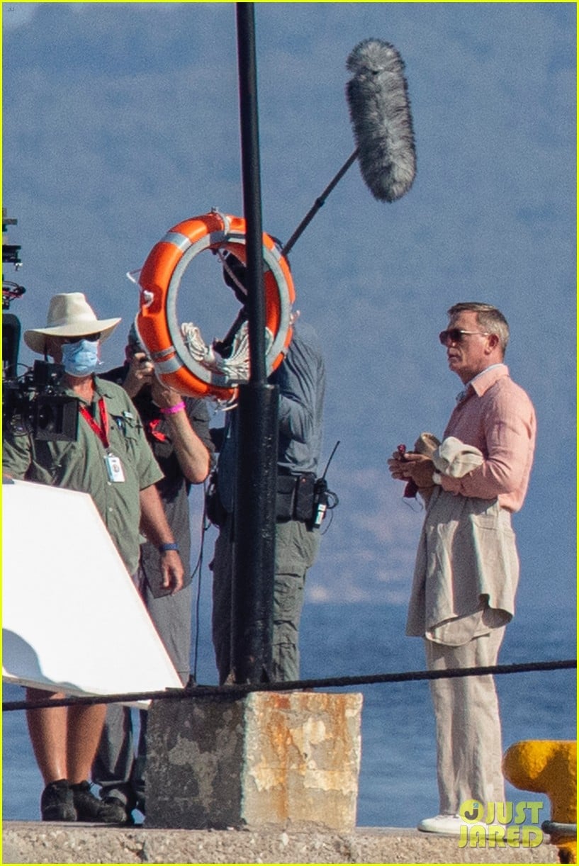 Daniel Craig Hugs Dave Bautista on 'Knives Out 2' Set with Kate Hudson ...