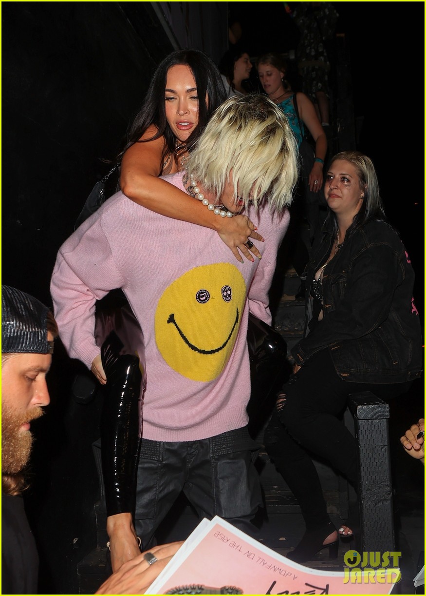 Megan Fox Gets a Piggyback Ride from Machine Gun Kelly During Their ...