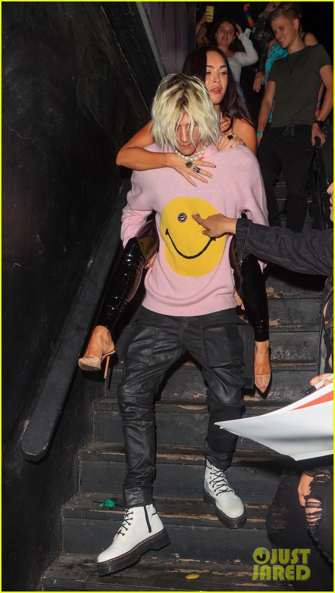 Megan Fox Gets a Piggyback Ride from Machine Gun Kelly During Their ...