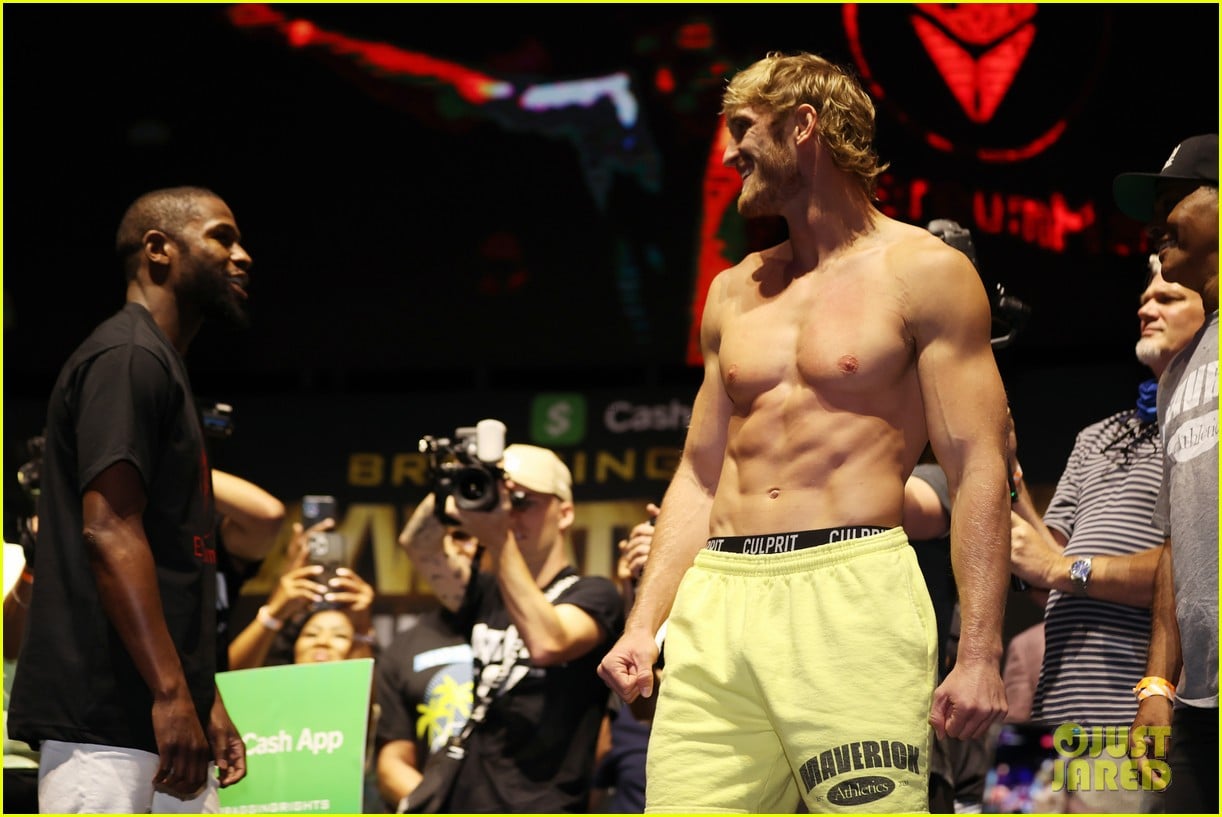 Floyd Mayweather & Logan Paul Flex Their Muscles at Weigh-In Ahead of ...
