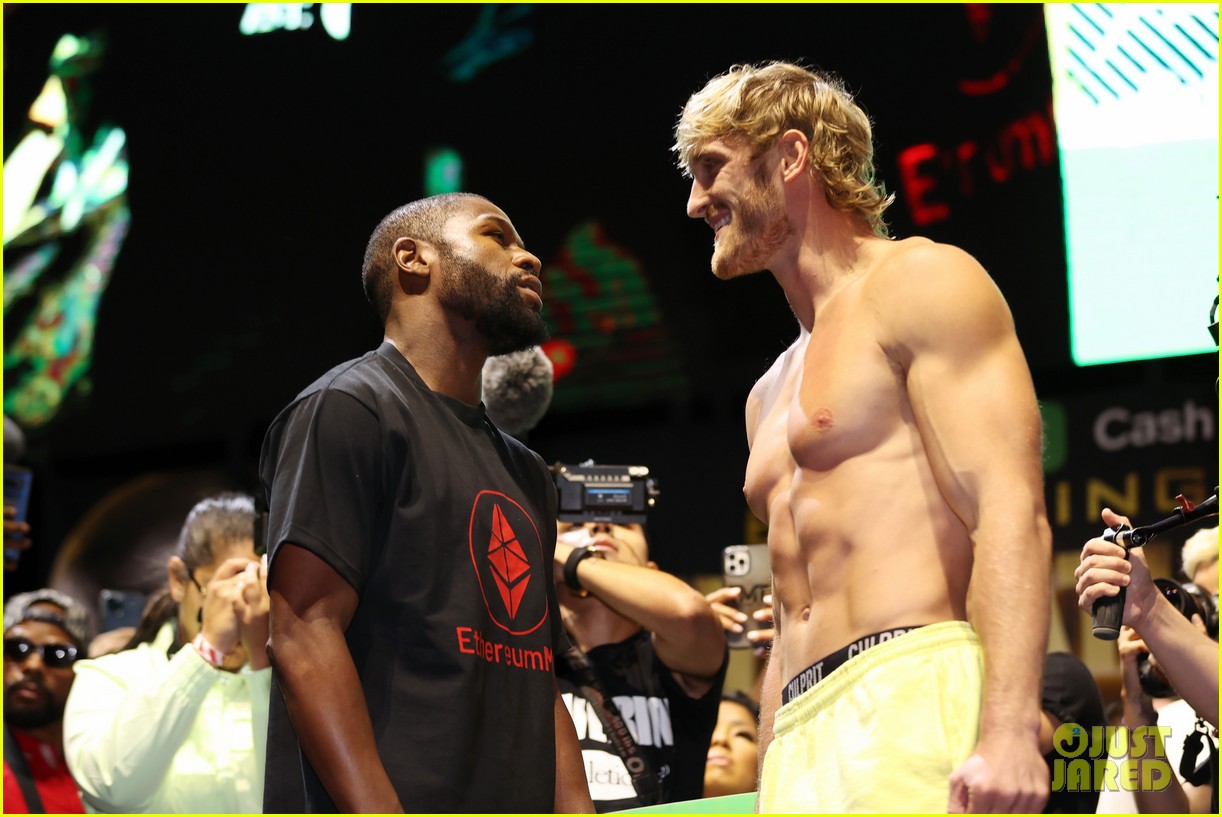 Floyd Mayweather & Logan Paul Flex Their Muscles at Weigh-In Ahead of ...