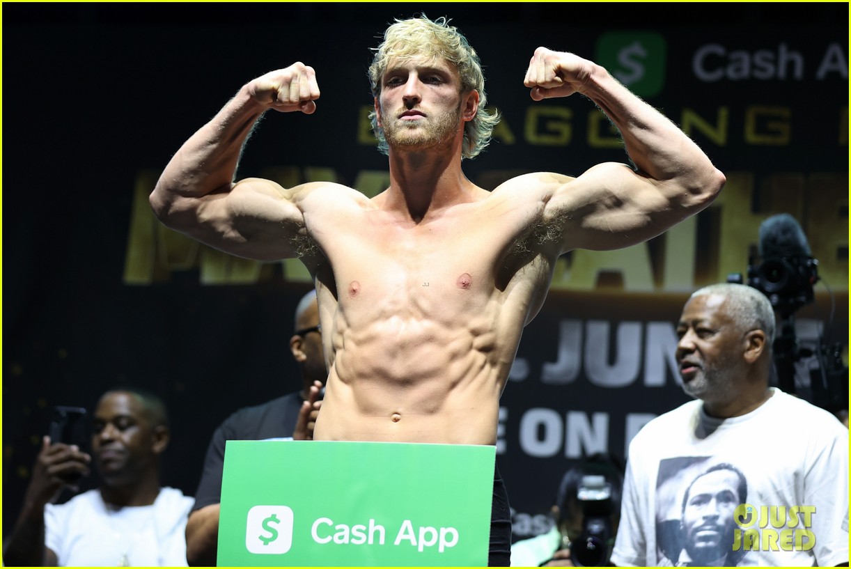 Floyd Mayweather & Logan Paul Flex Their Muscles at Weigh-In Ahead of ...