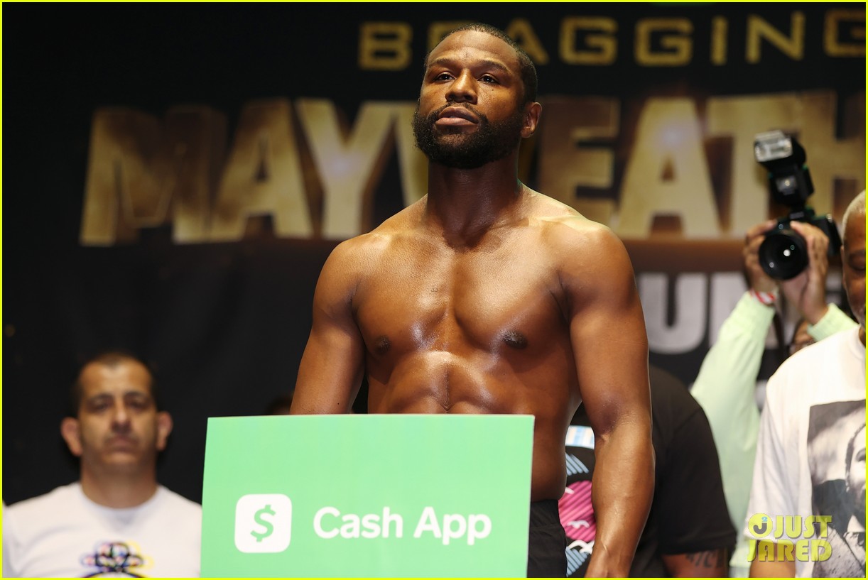 Floyd Mayweather & Logan Paul Flex Their Muscles at Weigh-In Ahead of ...