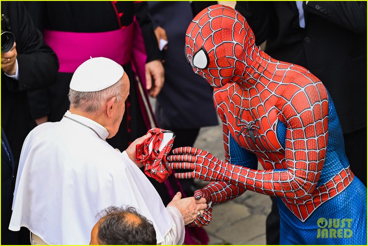 Pope Francis Meets Spider-Man During Weekly Service at The Vatican ...