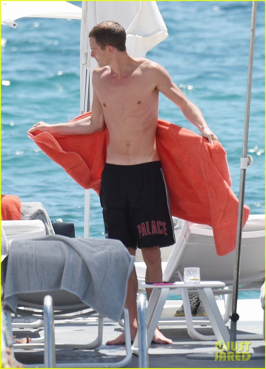 Bella Hadid & Boyfriend Marc Kalman Enjoy Warm Weather By The Sea With ...