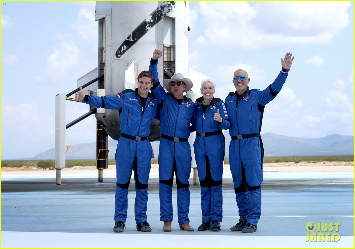 Jeff Bezos Girlfriend Lauren Sanchez Gave Him A Big Embrace After Space Flight Photo 4592344 