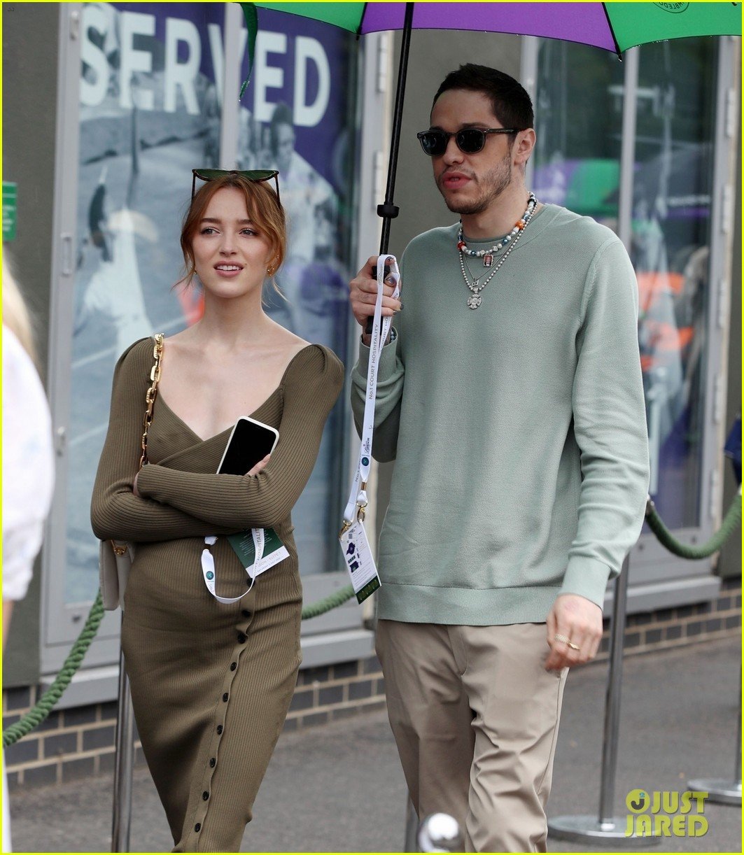Phoebe Dynevor & Pete Davidson Flaunt Cute PDA at Wimbledon - First ...