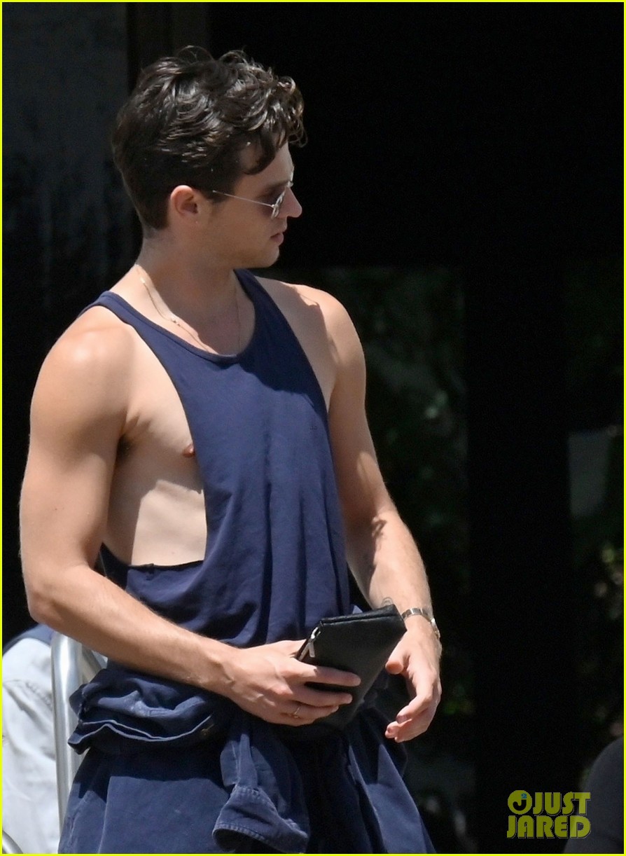 Brandon Flynn Shows Off His Fit Physique While in Venice!: Photo ...