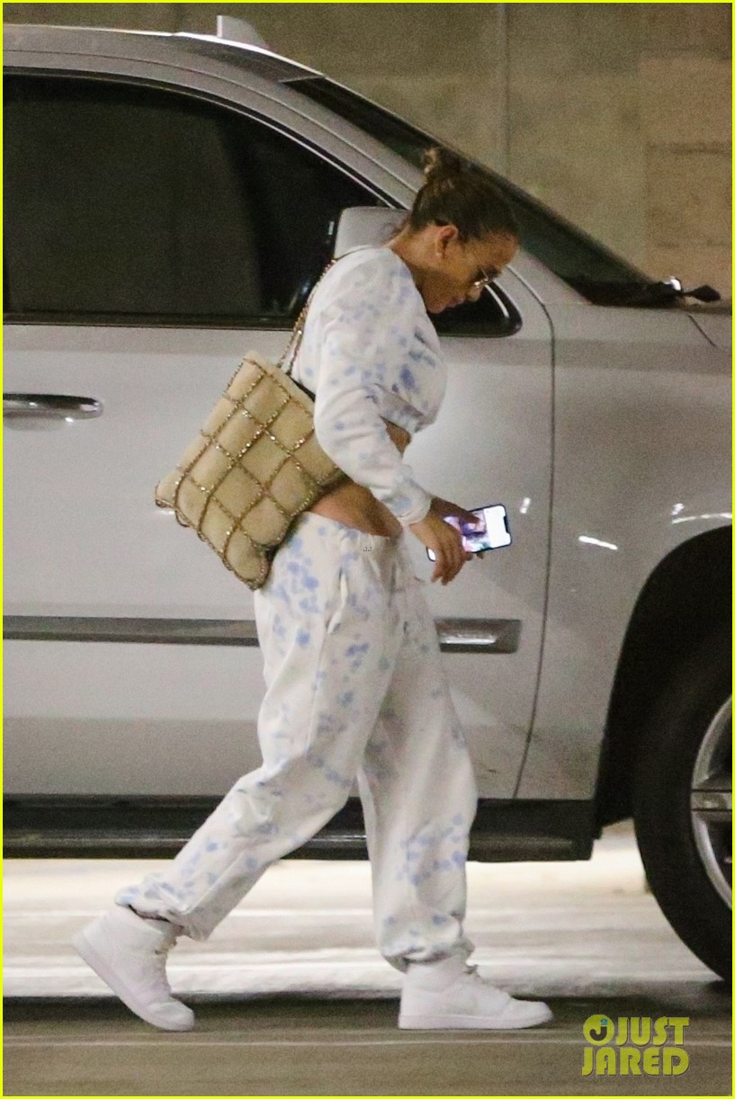 Jennifer Lopez Shows Off Midriff In Cute White Outfit While Stopping By ...