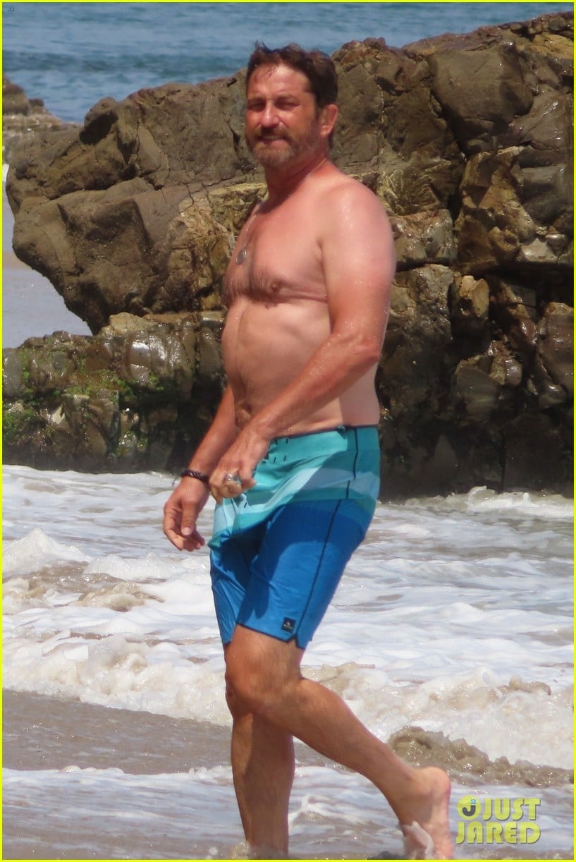 Gerard Butler & Aaron Taylor-Johnson Bare Shirtless Bodies at the Beach!: Photo 4595197 | Aaron ...