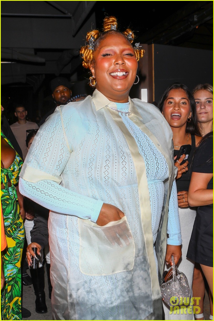 Lizzo Rocks Bleached Eyebrows & Bantu Knots While Out to Dinner: Photo ...