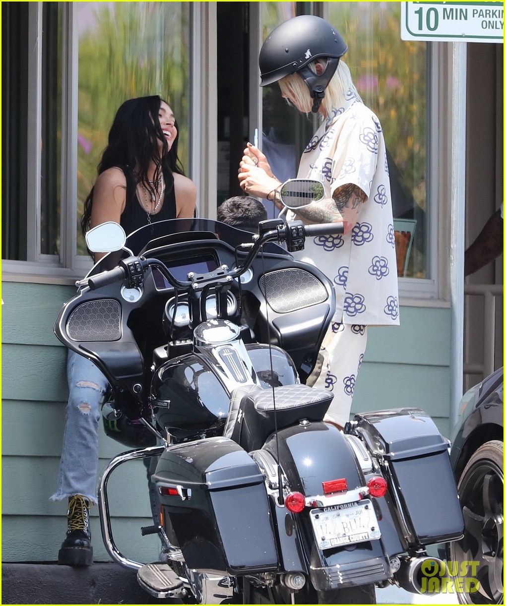 Megan Fox Flirts With Machine Gun Kelly Before A Motorcycle Ride in LA ...