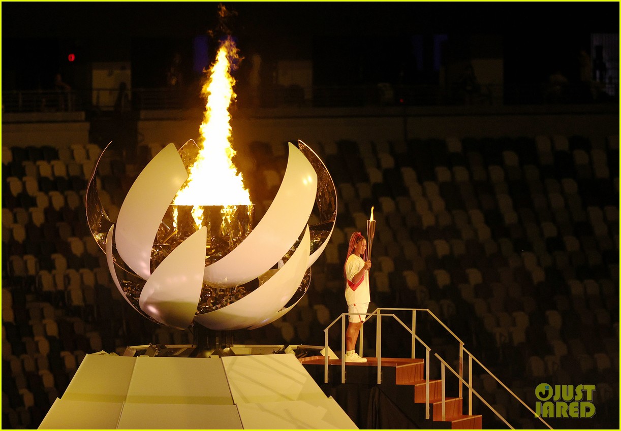 These Photos of Naomi Osaka Lighting the Olympic Cauldron Are So Cool ...