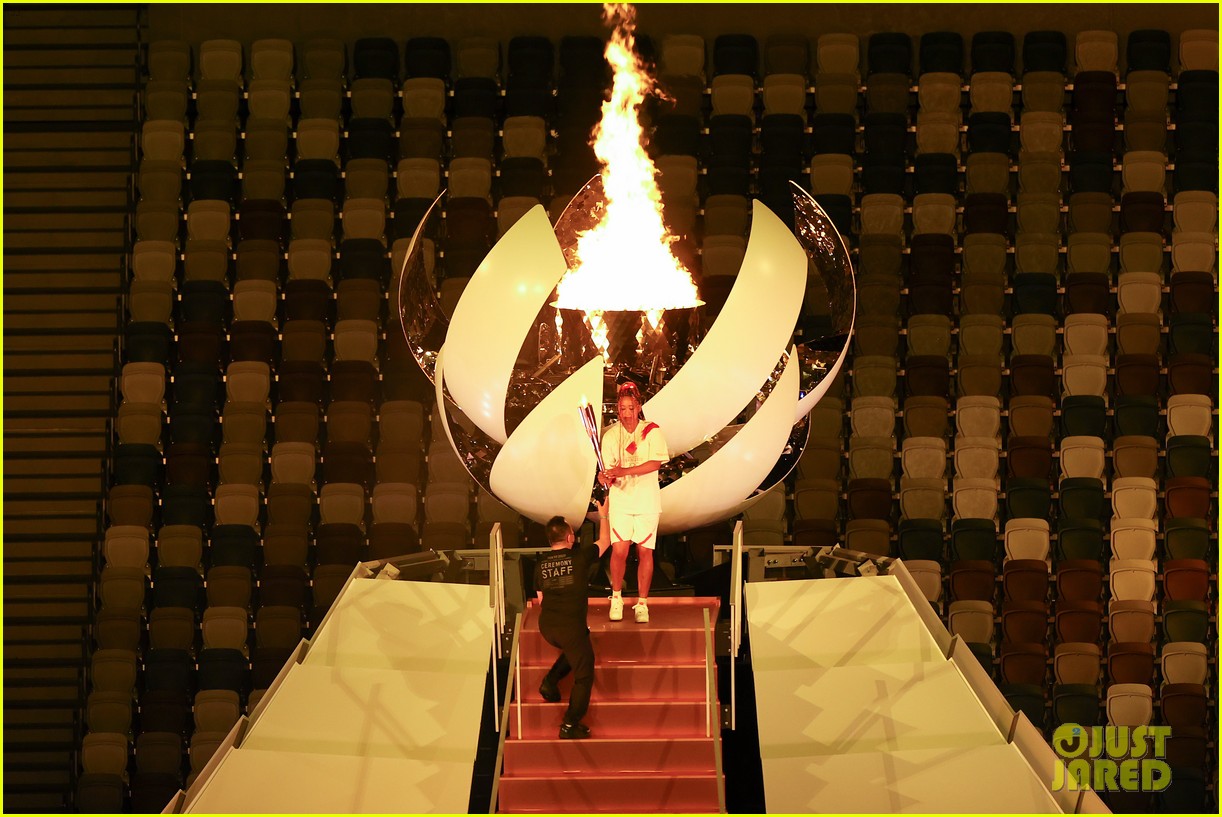 These Photos of Naomi Osaka Lighting the Olympic Cauldron Are So Cool ...