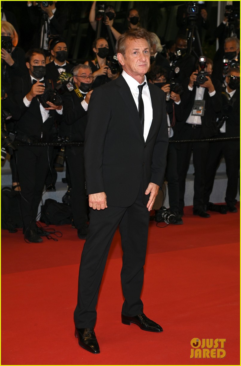 Sean Penn Walks the Red Carpet with His Kids at 'Flag Day' Cannes ...