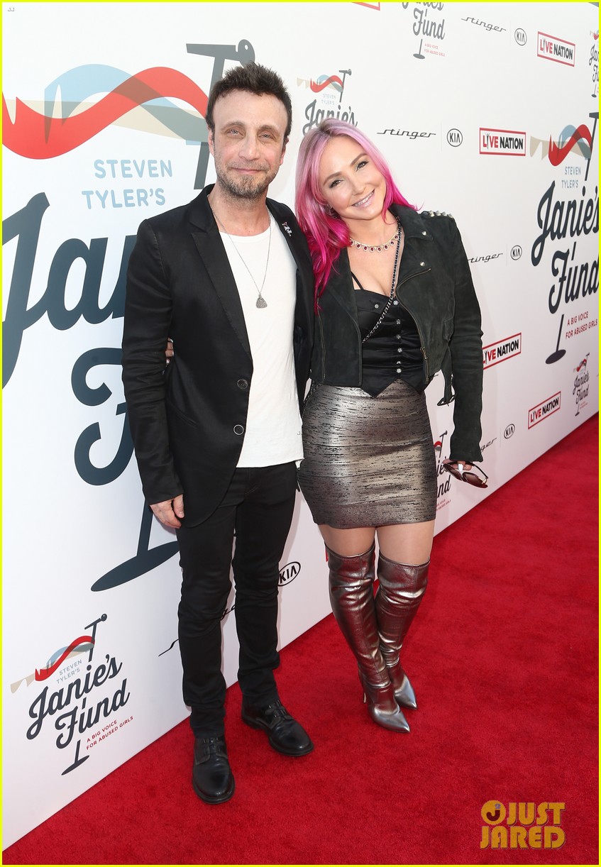 Britney Spears' Longtime Manager Says She Intends on Retiring, So He ...