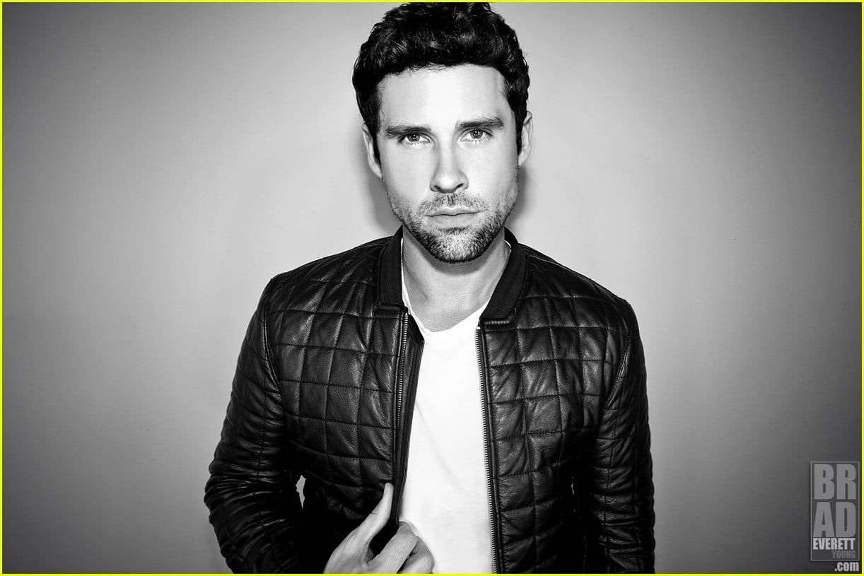 Check Out 'Virgin River' Star Benjamin Hollingsworth's Hot New Photo ...