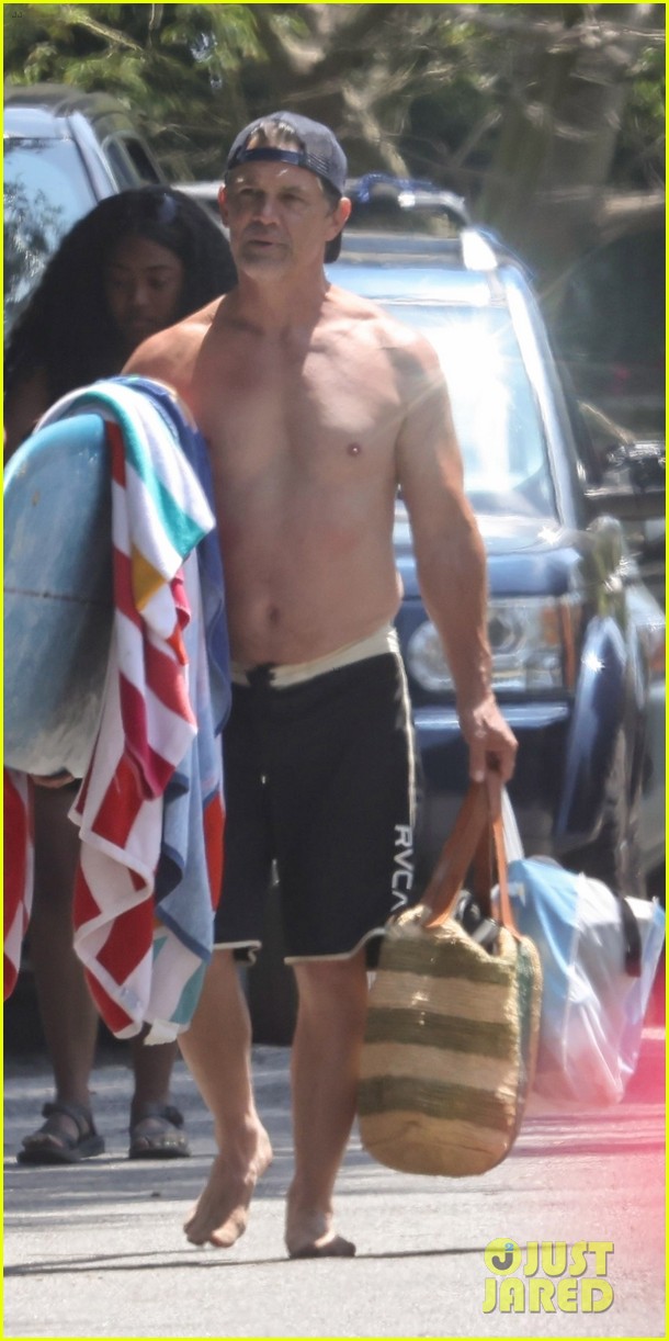 Josh Brolin Looks Ready for His Beach Day!: Photo 4605138 | Josh Brolin ...