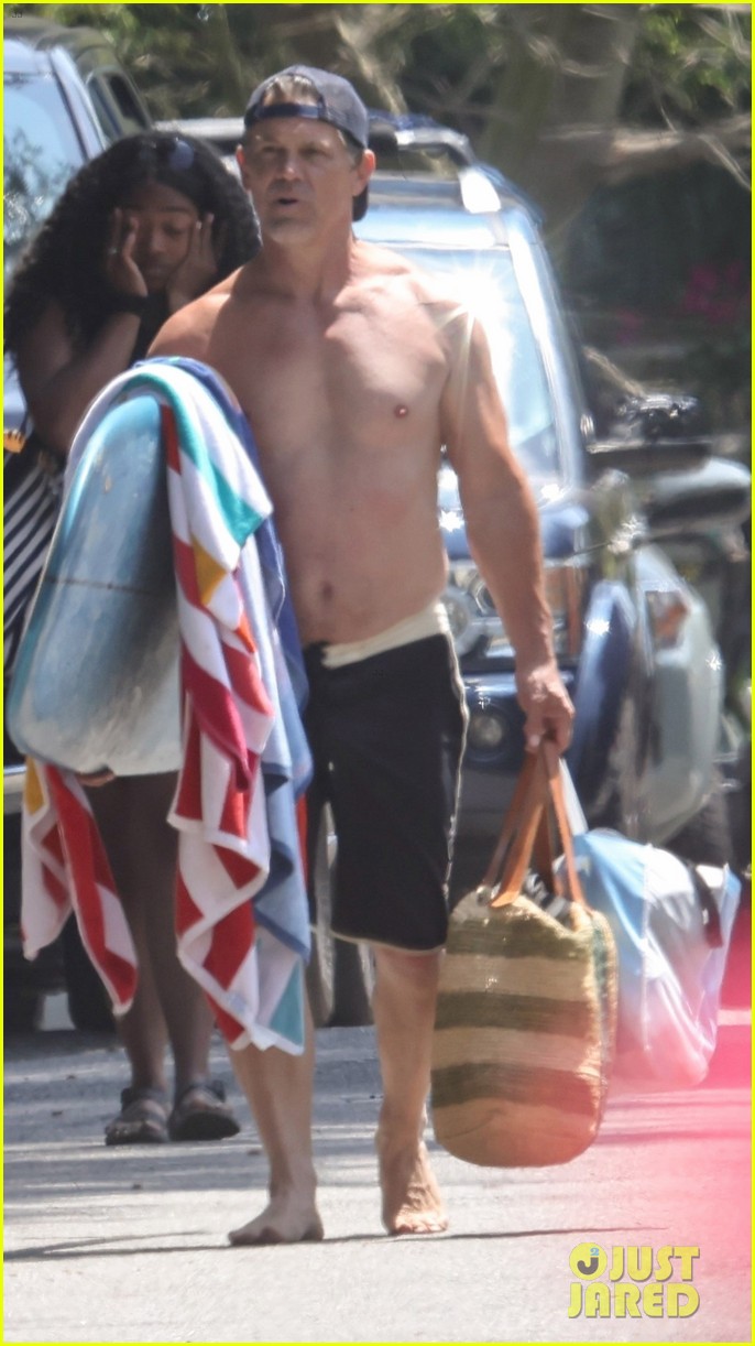 Josh Brolin Looks Ready for His Beach Day!: Photo 4605139 | Josh Brolin ...