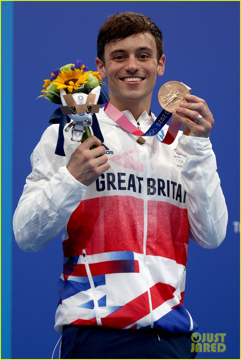 Photo: tom daley knits again at olympics 02 | Photo 4601060 | Just ...