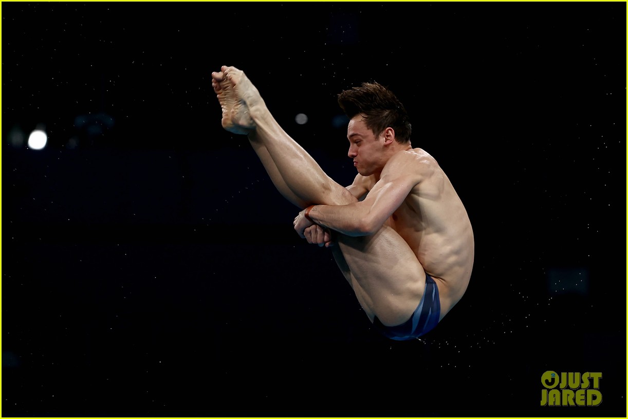Photo: tom daley knits again at olympics 06 | Photo 4601064 | Just ...