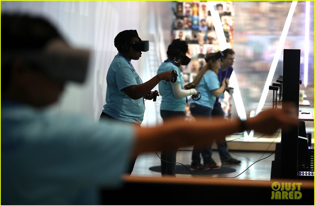 Facebook Launches a Virtual Reality App for Meetings: Photo 4606769 ...