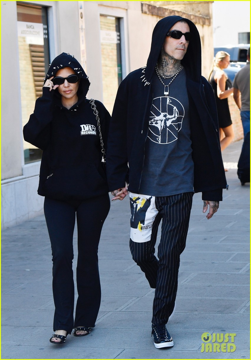 Kourtney Kardashian & Travis Barker Share Kissing Photos While on ...