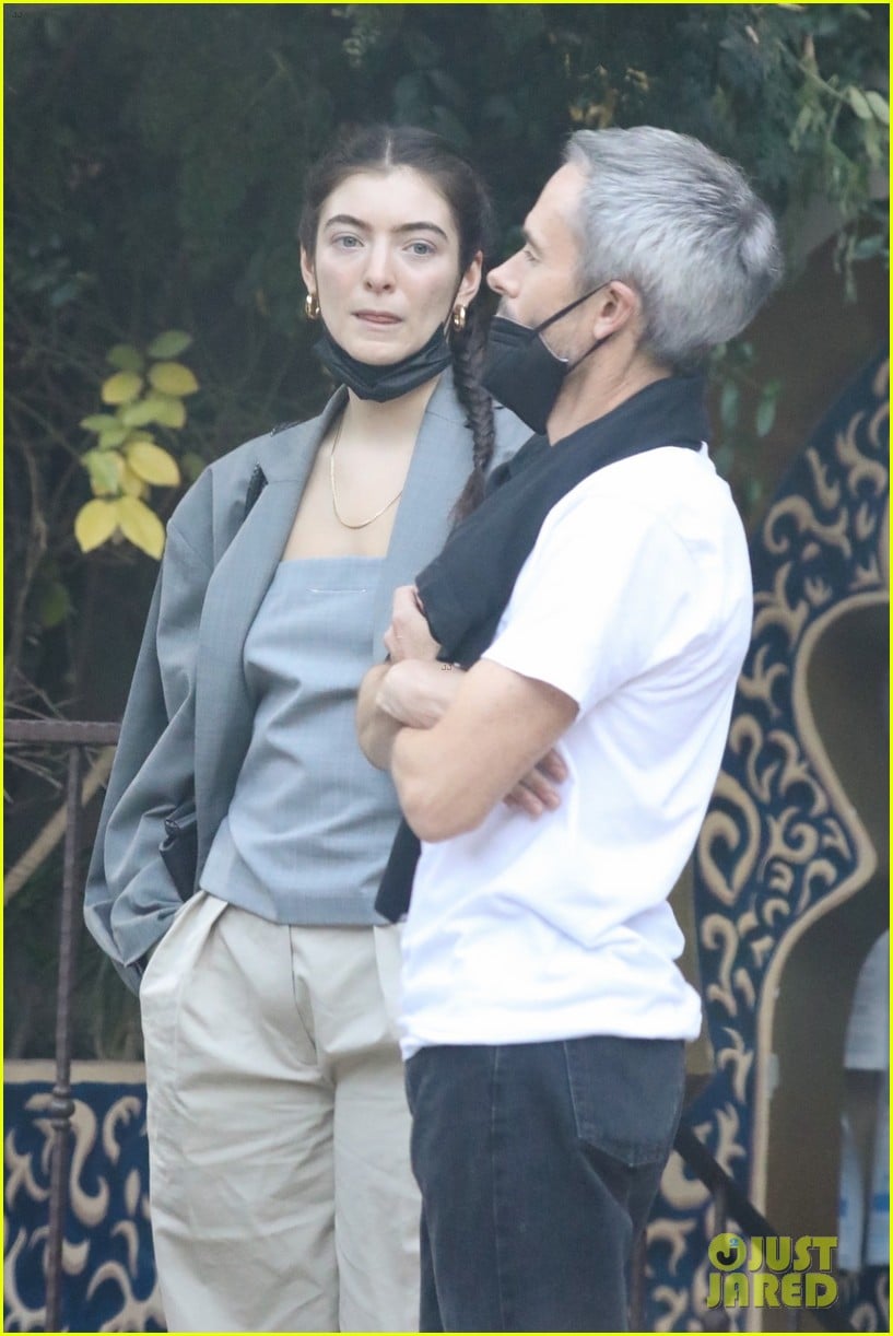 See More Photos from Lorde's Date Night with Boyfriend Justin Warren ...