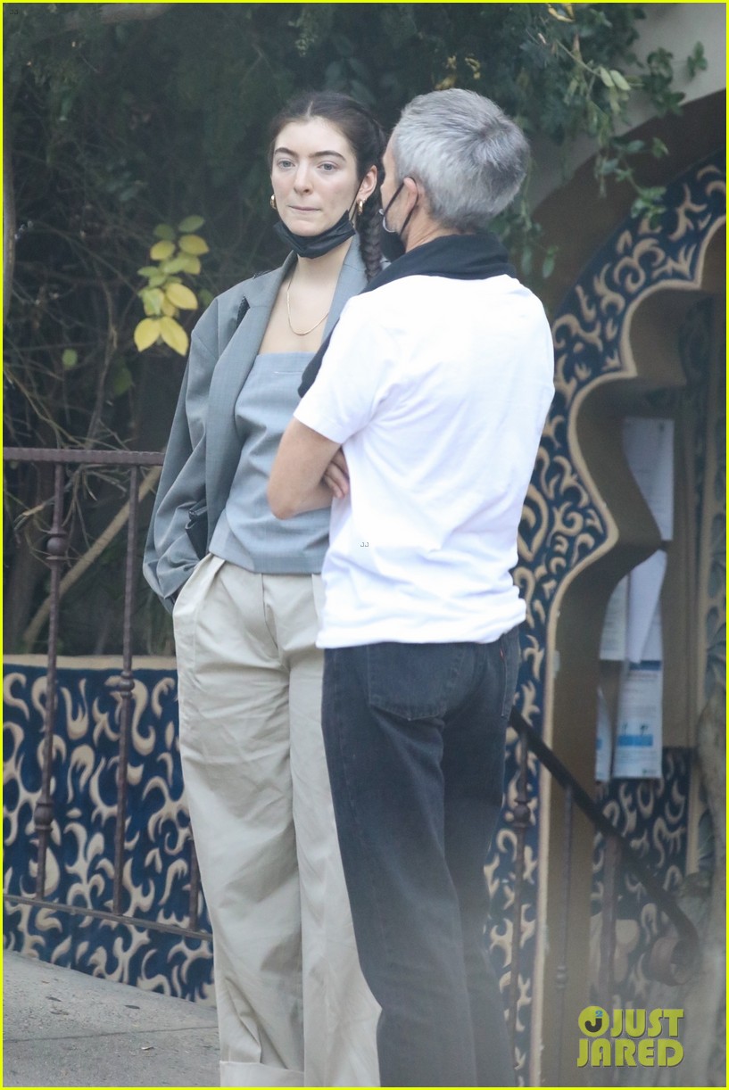See More Photos from Lorde's Date Night with Boyfriend Justin Warren ...