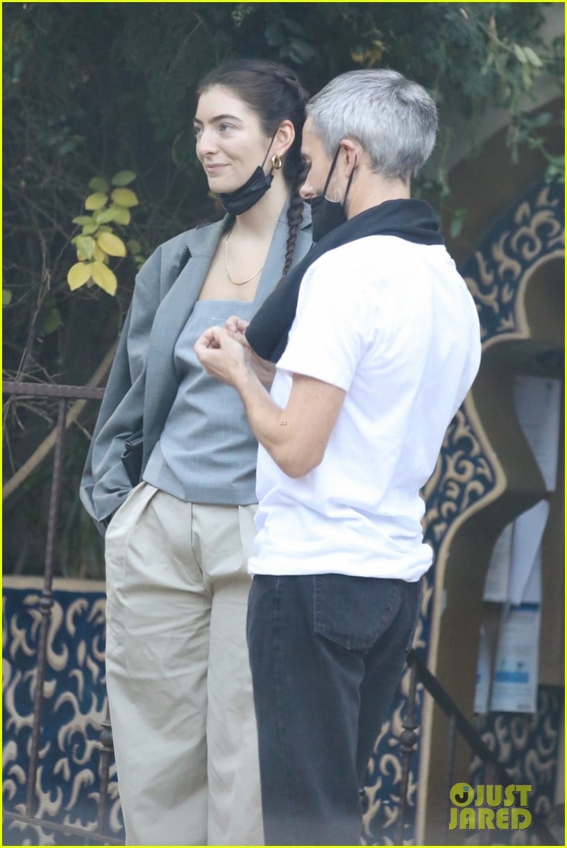 See More Photos from Lorde's Date Night with Boyfriend Justin Warren ...