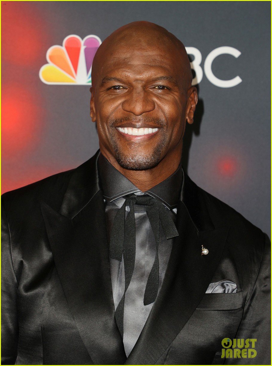 Howie Mandel Fools Around with His Face Mask at 'AGT' Live Show with ...