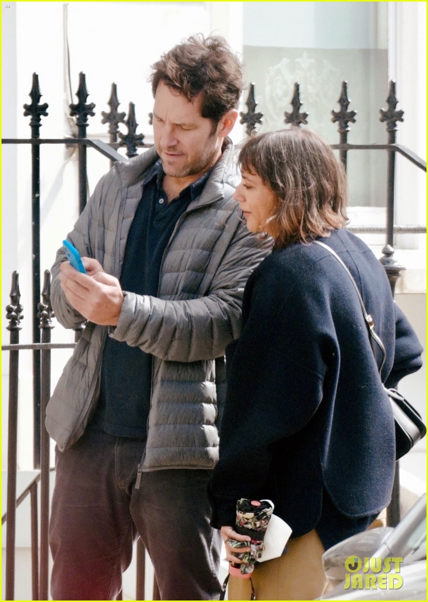 Rashida Jones & Paul Rudd Go for a Stroll Together in London: Photo ...