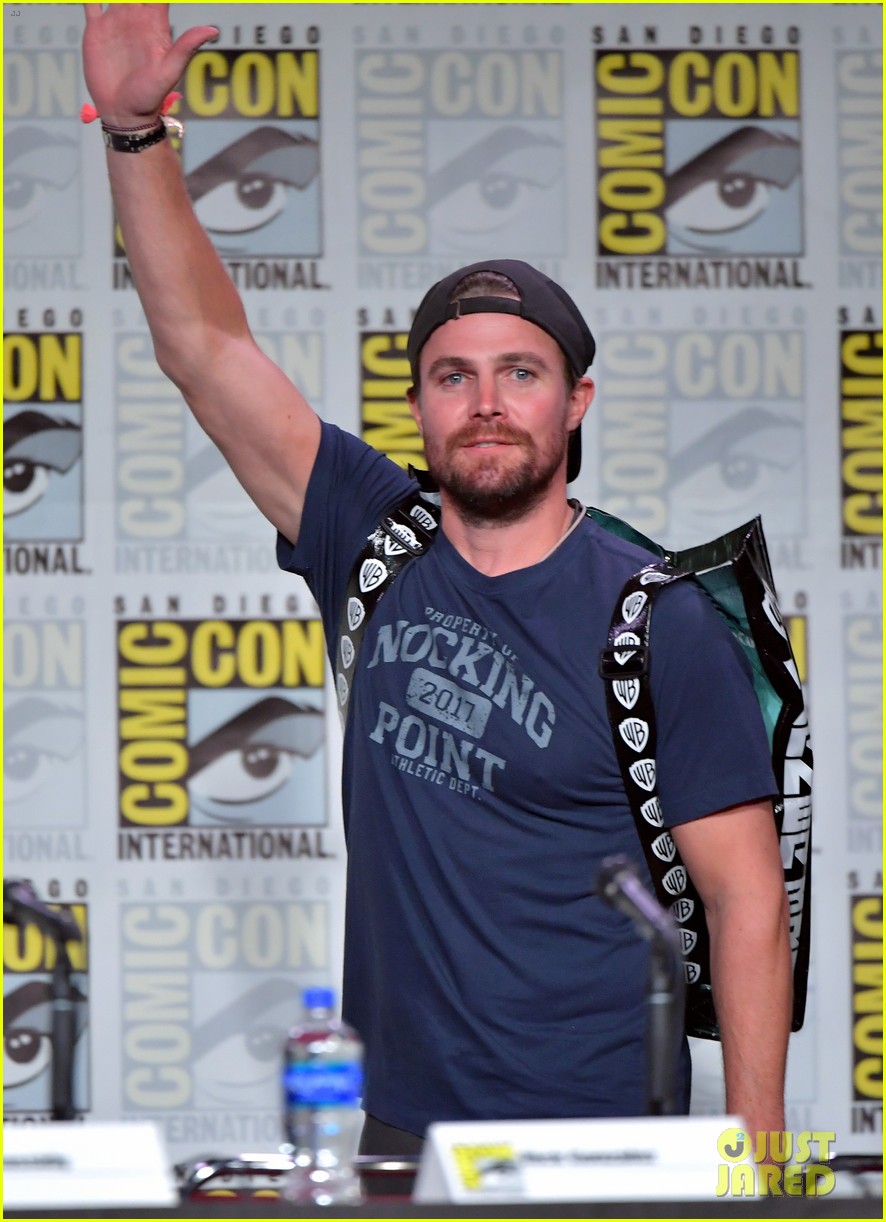 Stephen Amell Defends His New Shirtless Photo After Trolls Said He's ...