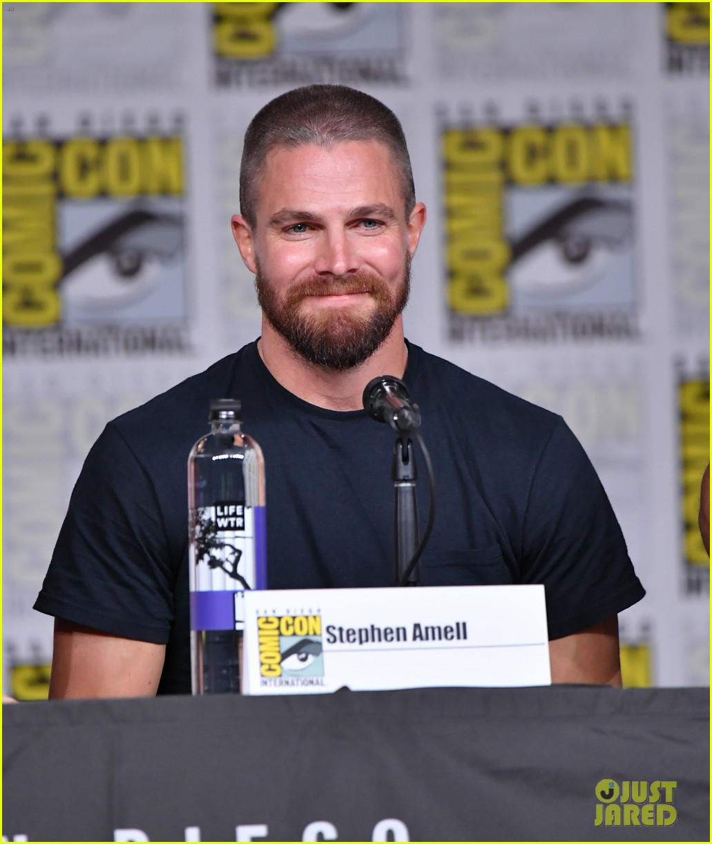 Stephen Amell Defends His New Shirtless Photo After Trolls Said He's ...