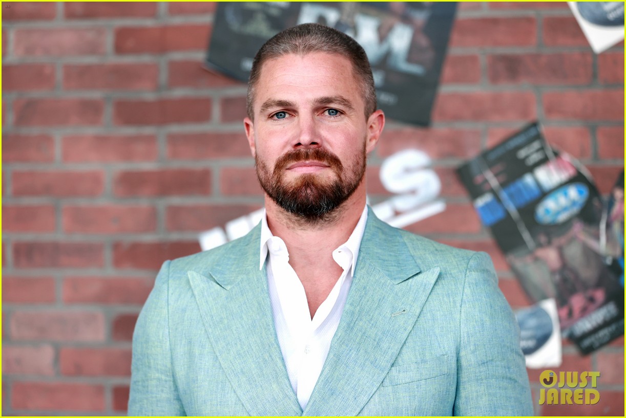 Stephen Amell Defends His New Shirtless Photo After Trolls Said He's ...