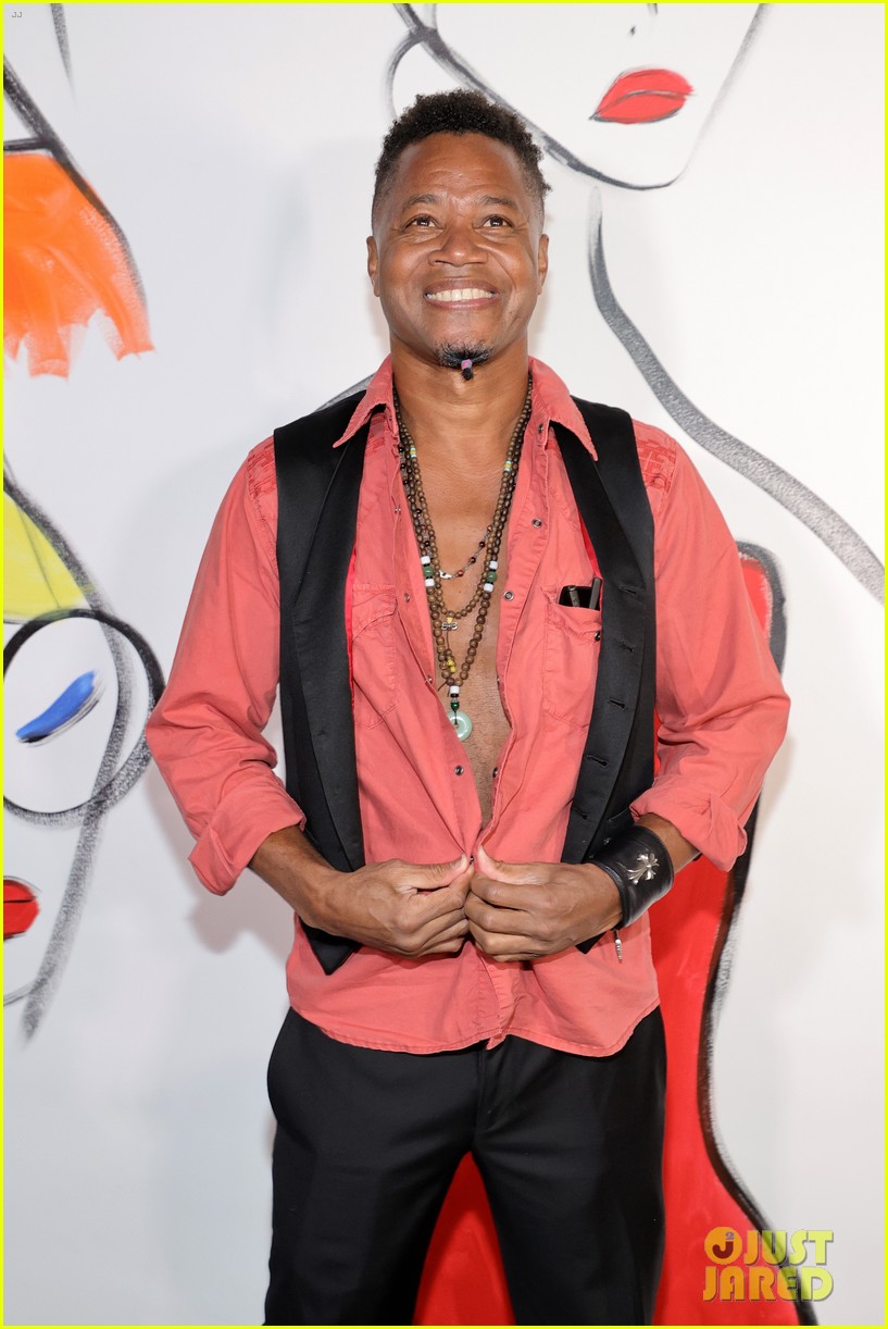 Cuba Gooding, Jr. Rips Off His Shirt at Alice & Olivia's Fashion Show ...