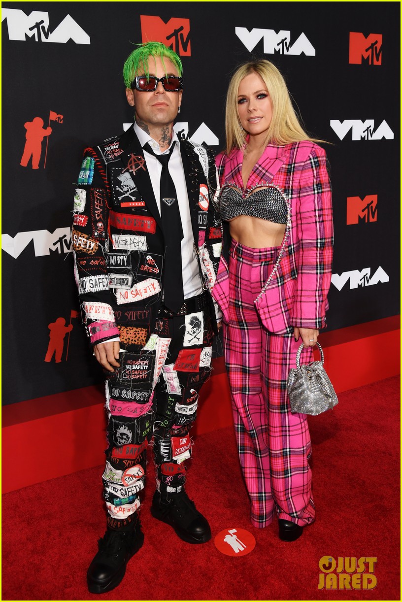 Avril Lavigne Makes Red Carpet Debut With Mod Sun at MTV VMAs 2021 ...