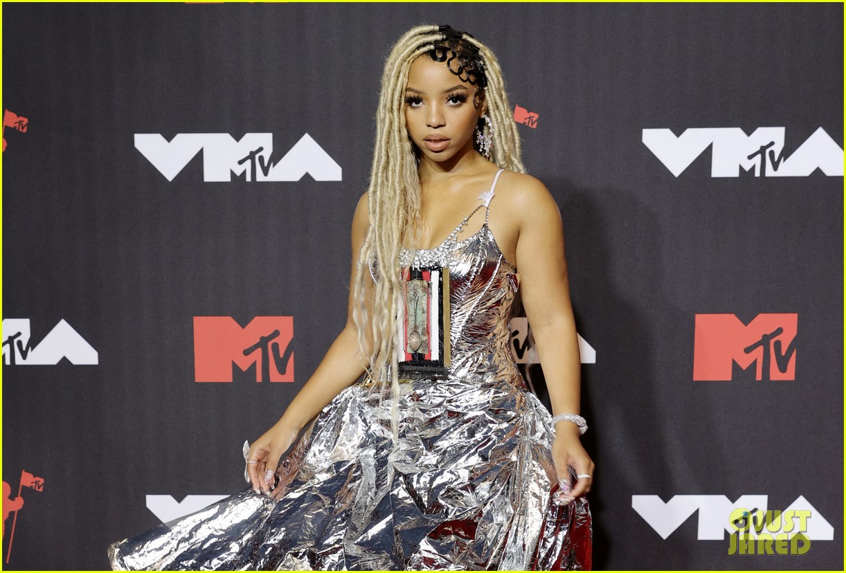 Halle Bailey Supports Sister Chloe Bailey at MTV VMAs 2021 Ahead of Her ...