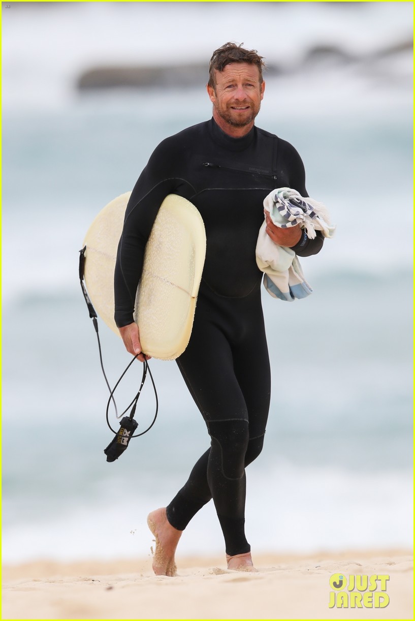 Simon Baker Hits the Beach to Do Some Surfing in Sydney: Photo 4627000 ...