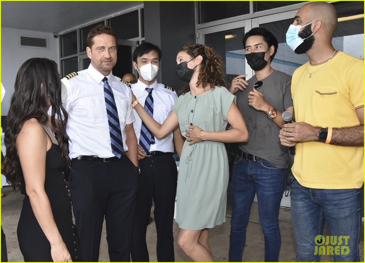 Gerard Butler Meets Puerto Rico's Governor During Break From Filming ...
