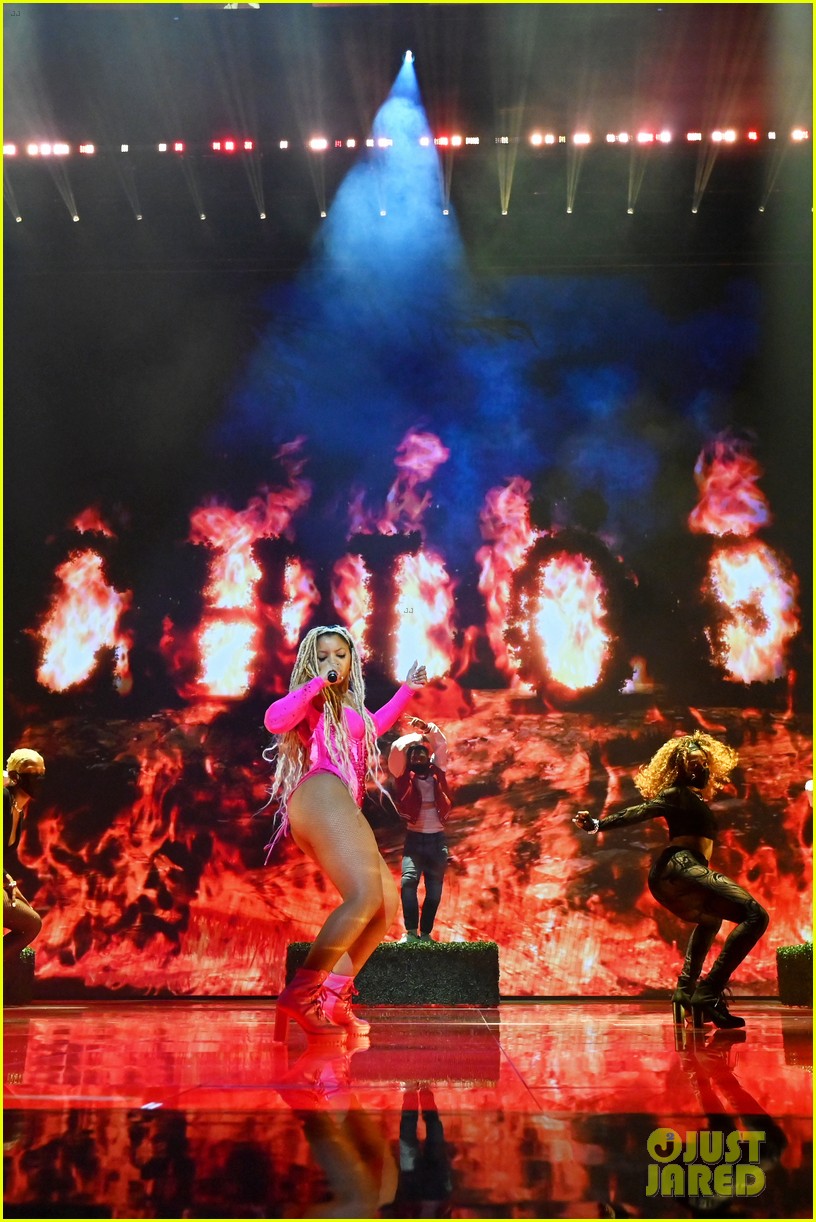 Chloe Bailey Makes Her Solo Debut at MTV VMAs with Amazing Performance ...