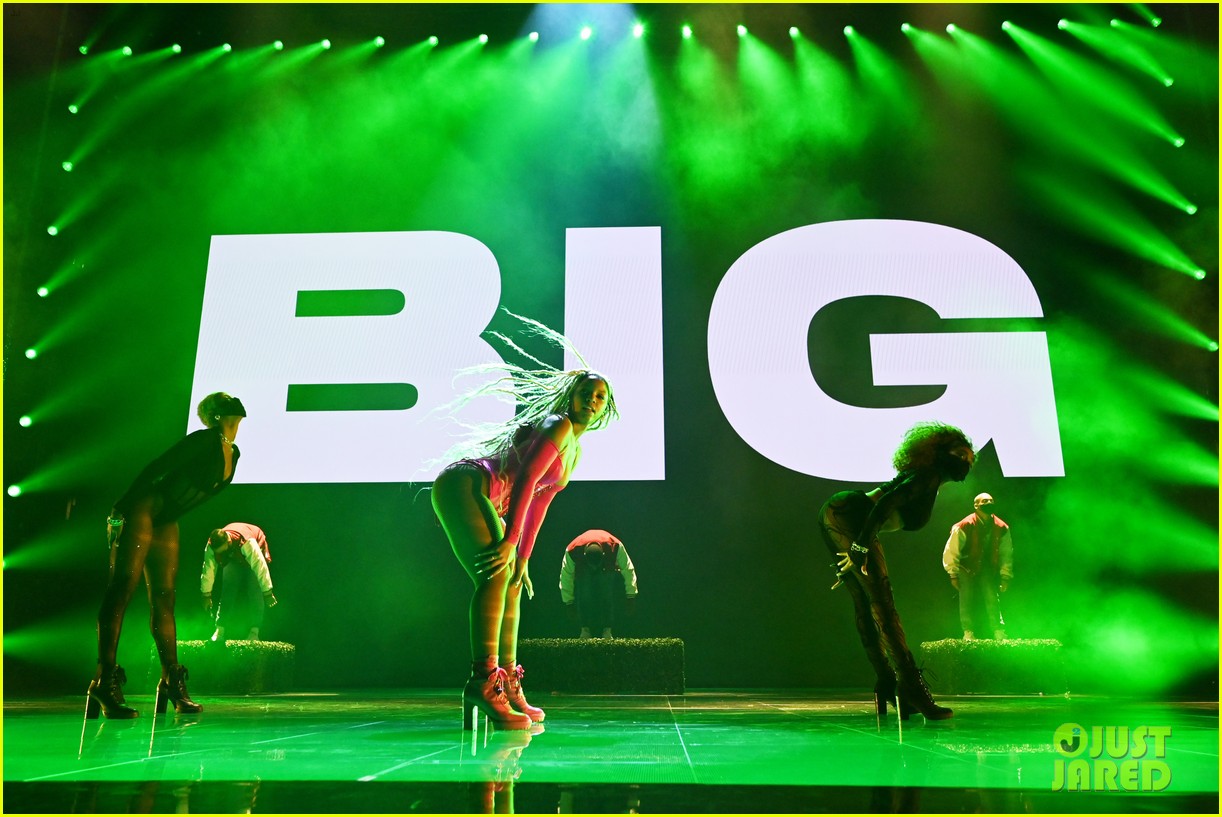 Chloe Bailey Makes Her Solo Debut at MTV VMAs with Amazing Performance ...