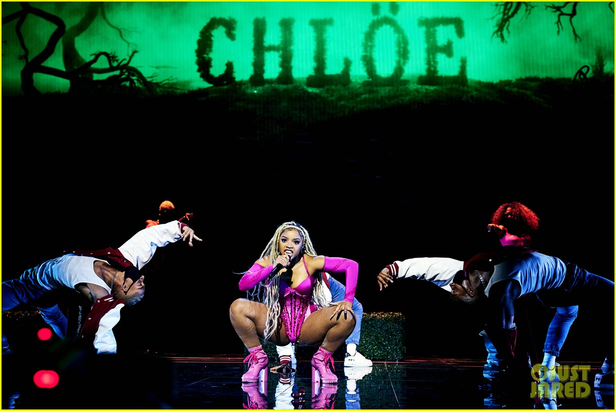 Chloe Bailey Makes Her Solo Debut at MTV VMAs with Amazing Performance ...